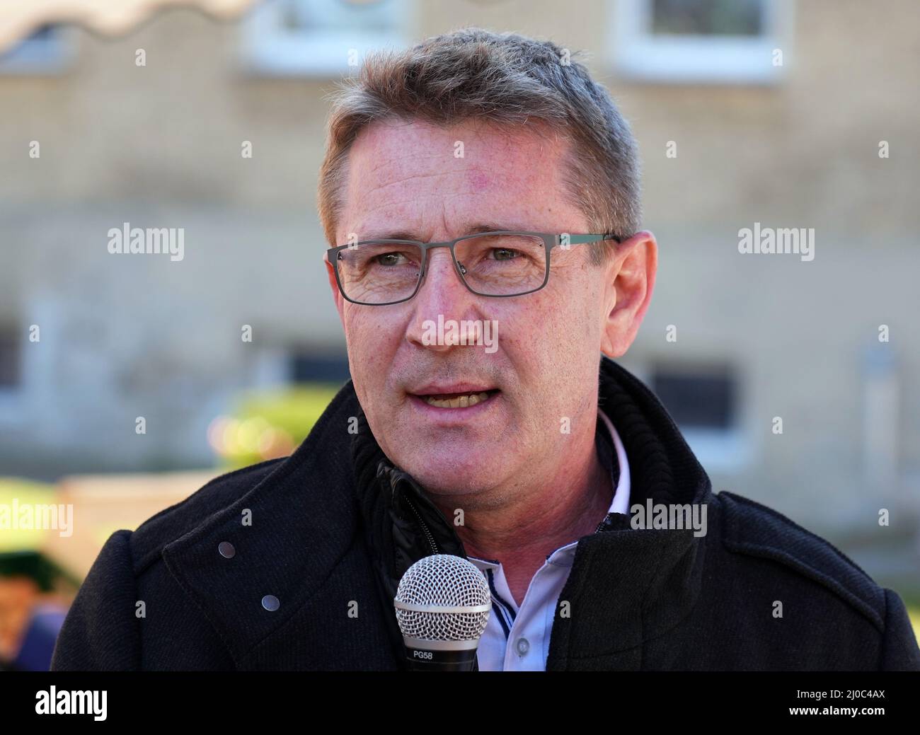 Schwante, Germany. 18th Mar, 2022. Mayor Wolfgang Geppert (Free Voters ...