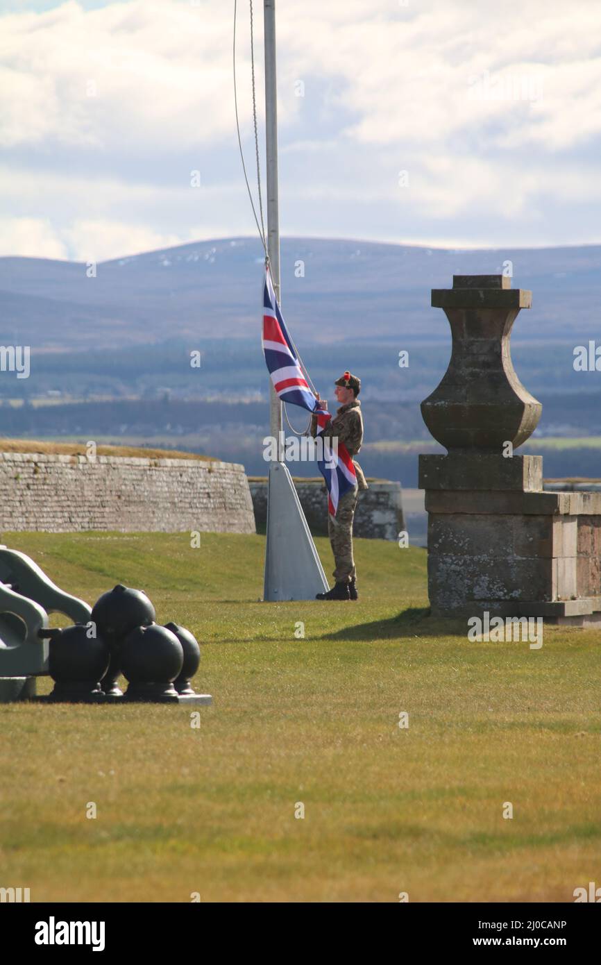 soldier raising the Union Jack flag Stock Photo - Alamy