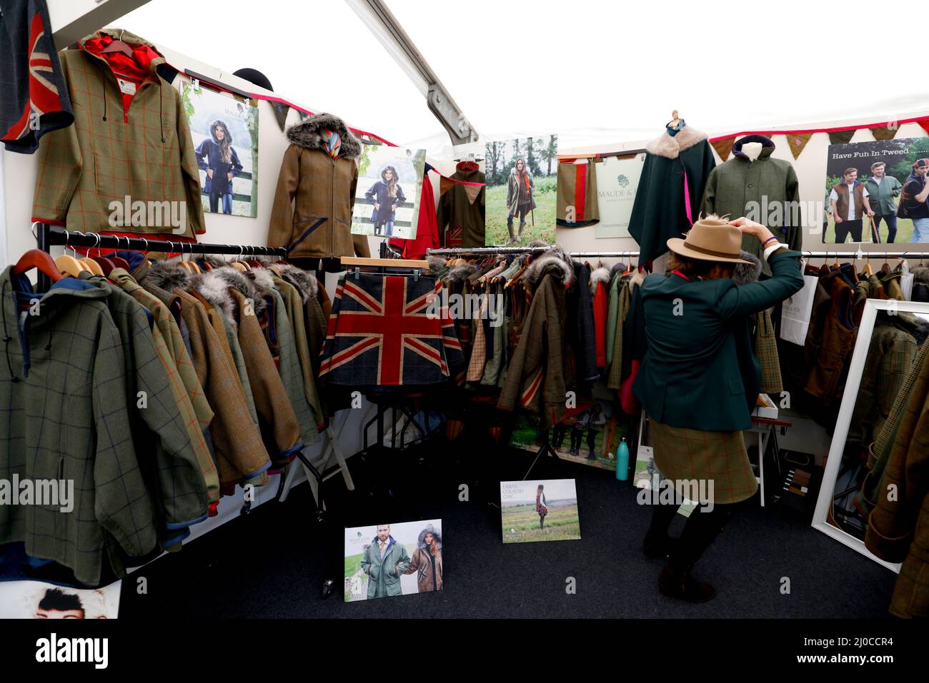 Fox stand hi-res stock photography and images - Alamy