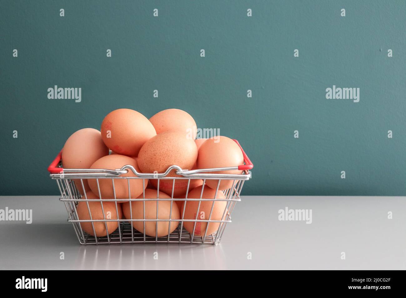 Hens eggs in basket hi-res stock photography and images - Alamy