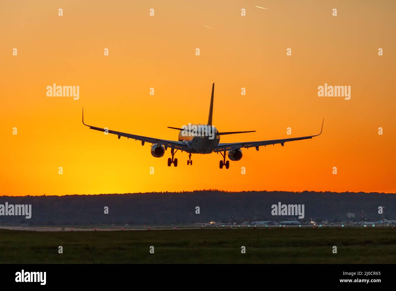 Airplane airport sun sunset hi-res stock photography and images - Alamy