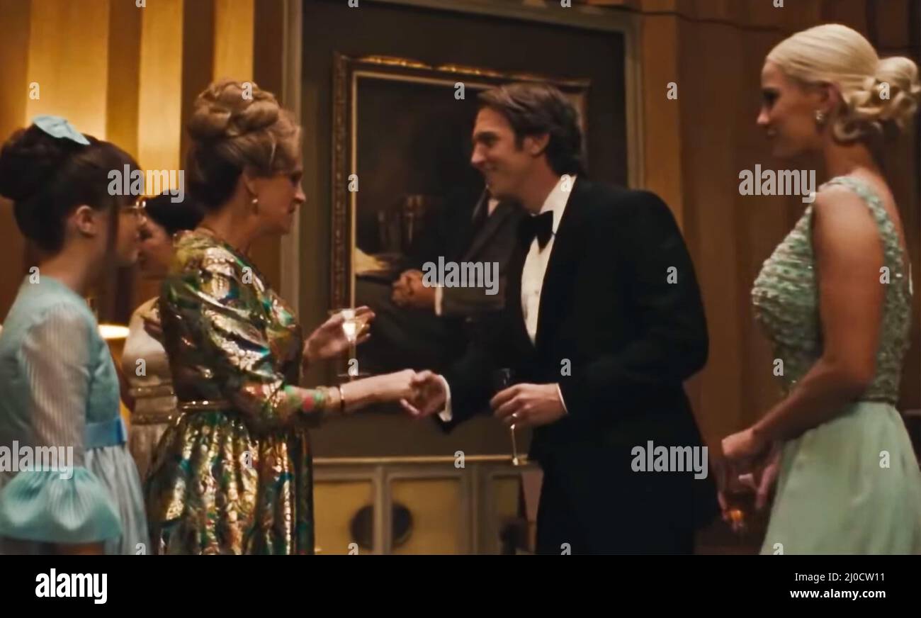 USA. Julia Roberts, Dan Stevens and Betty Gilpin in a scene from the (C ...