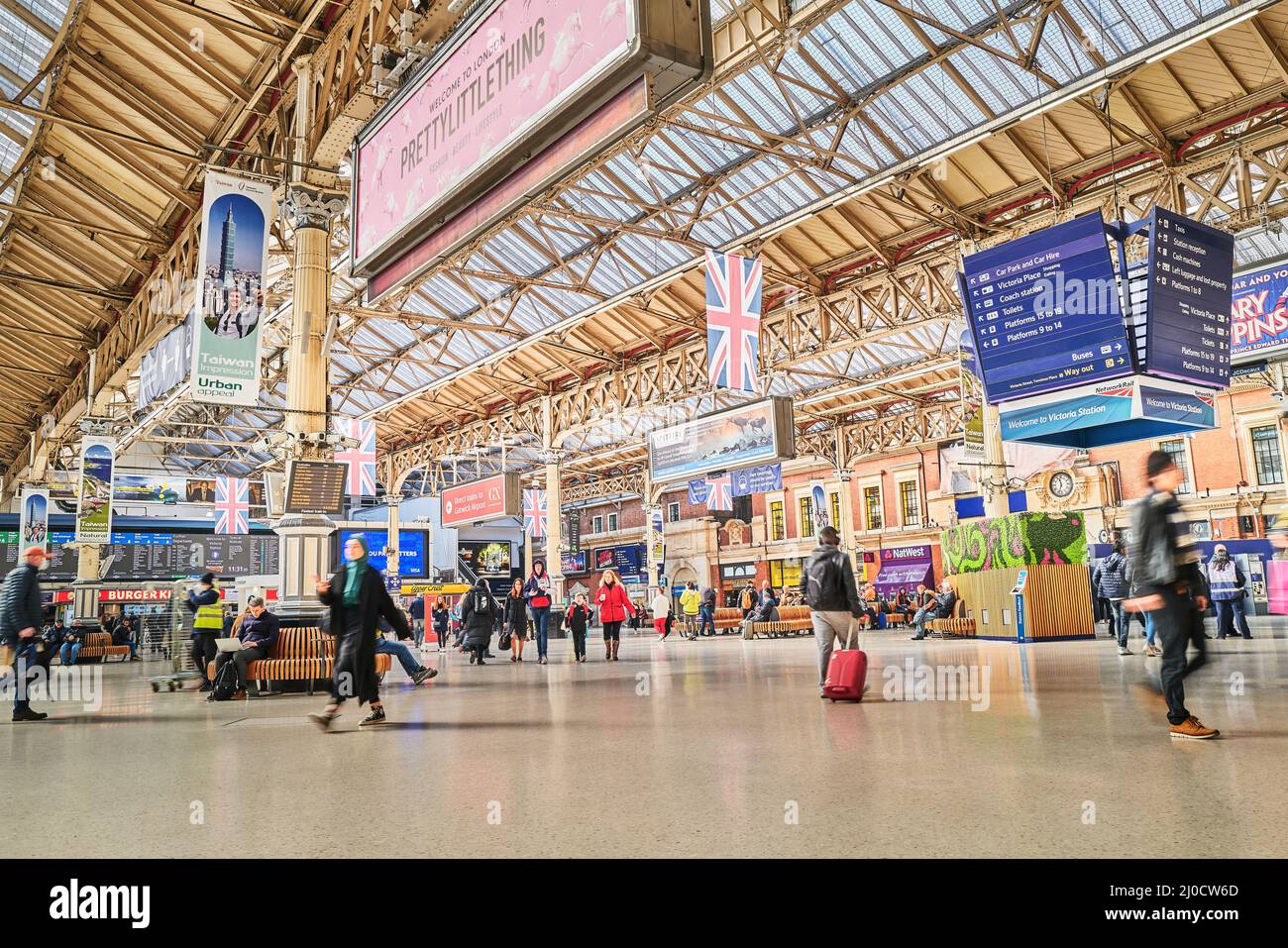 Passengers in the concourse at victoria rail station london engl hi-res ...