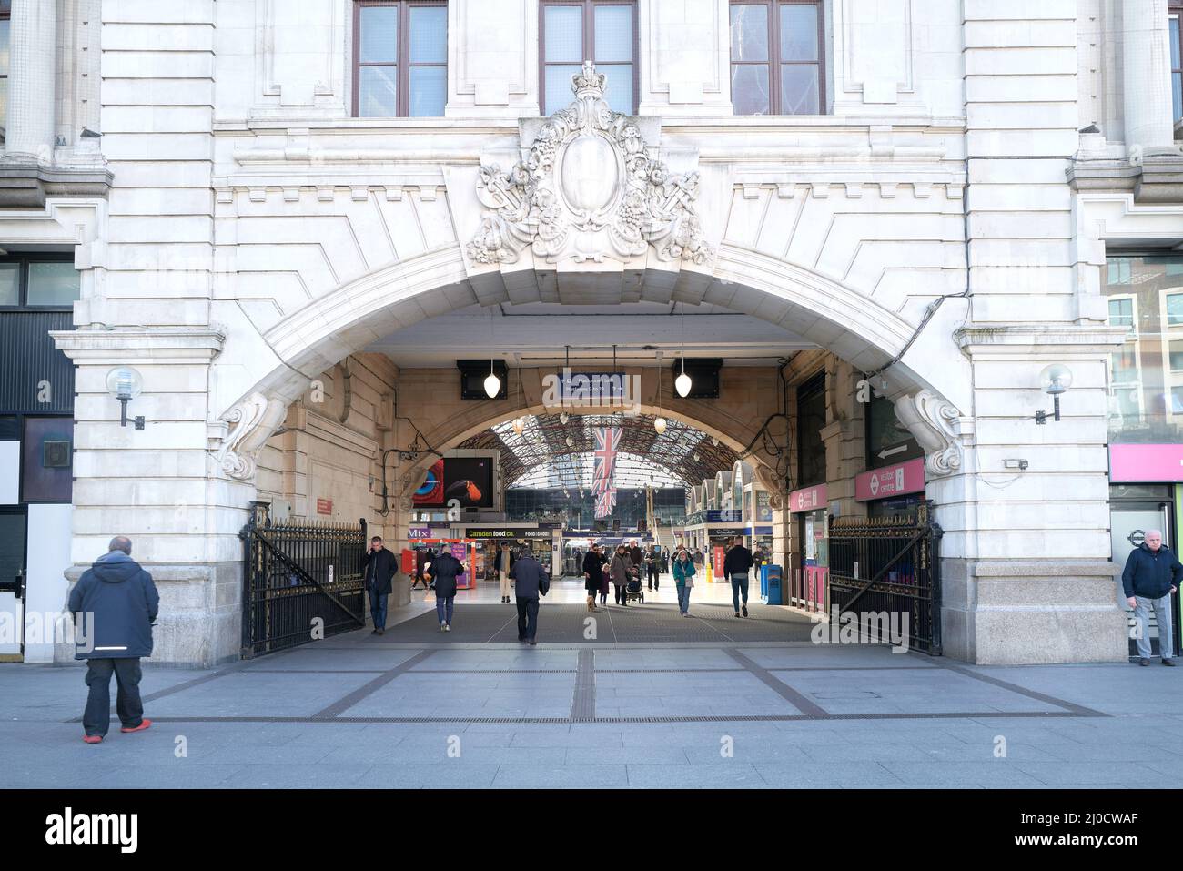 Passengers at the entrance to Victoria rail station, London, England ...