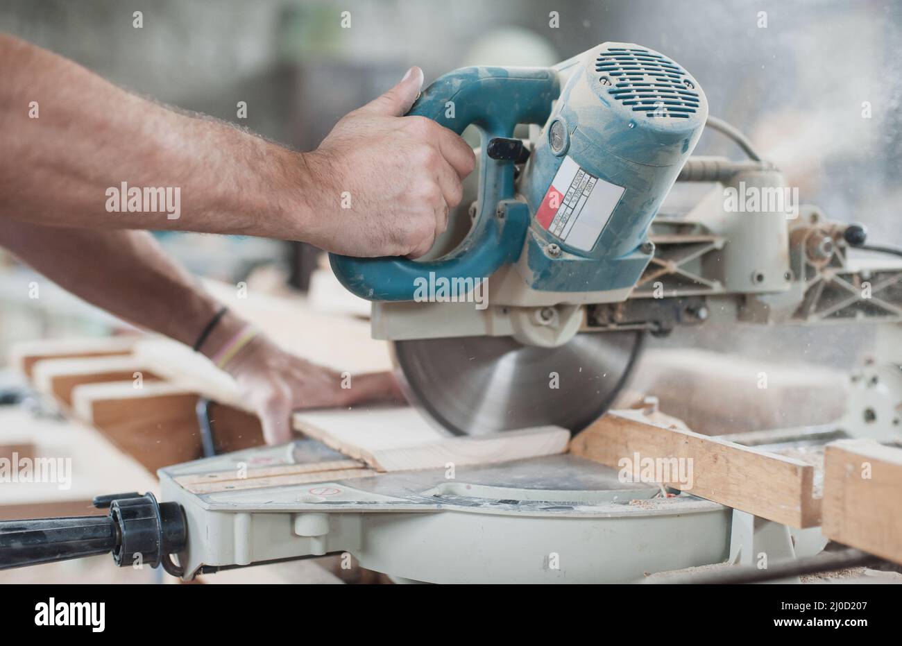 Carpenter Using Circular Saw for wood Stock Photo - Alamy