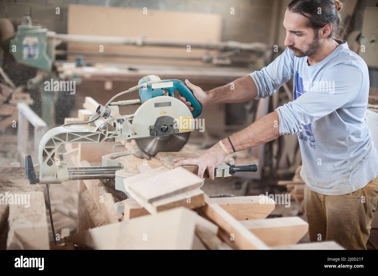 Carpenter Using Circular Saw for wood Stock Photo - Alamy