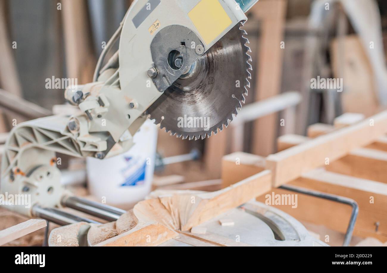 Carpenter Using Circular Saw for wood Stock Photo - Alamy