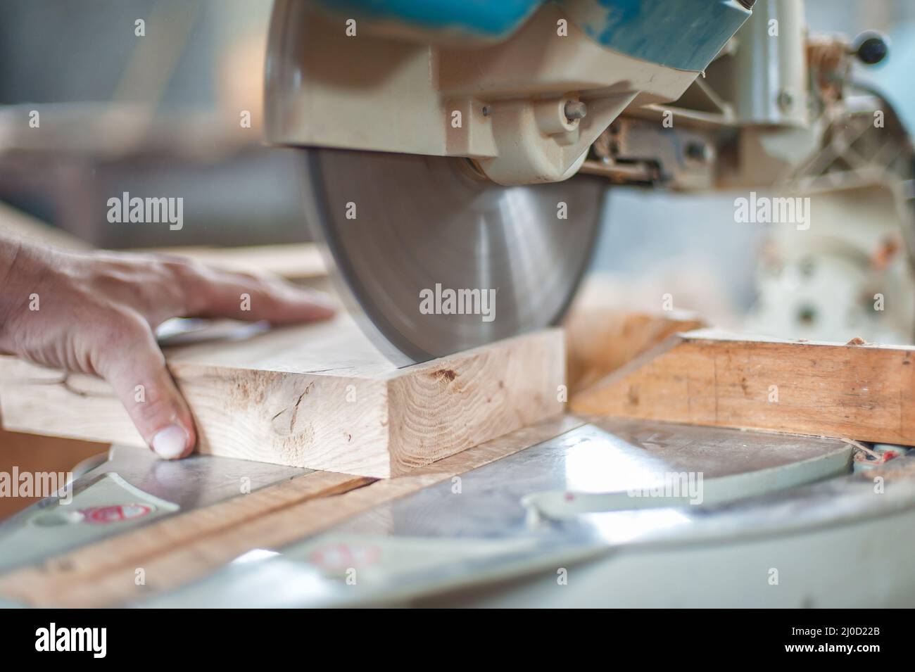Carpenter Using Circular Saw for wood Stock Photo - Alamy