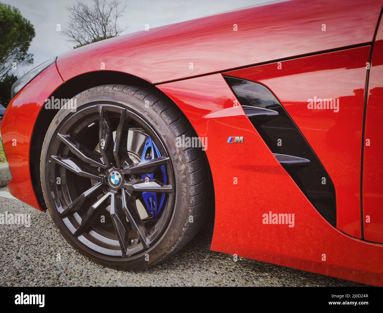close up of a wheel of a bmw Stock Photo - Alamy