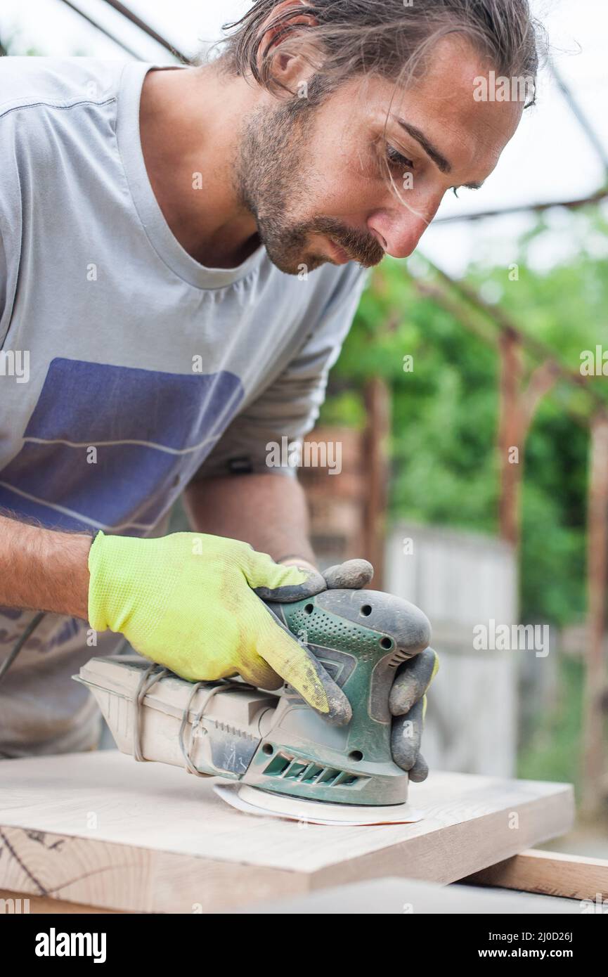 Young carpenter using circular hi-res stock photography and images - Alamy