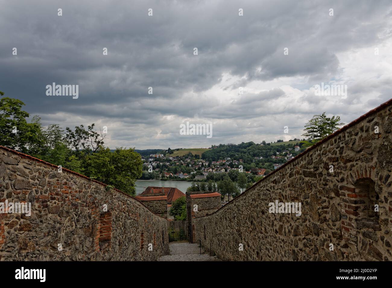 Rivers and city hi-res stock photography and images - Alamy