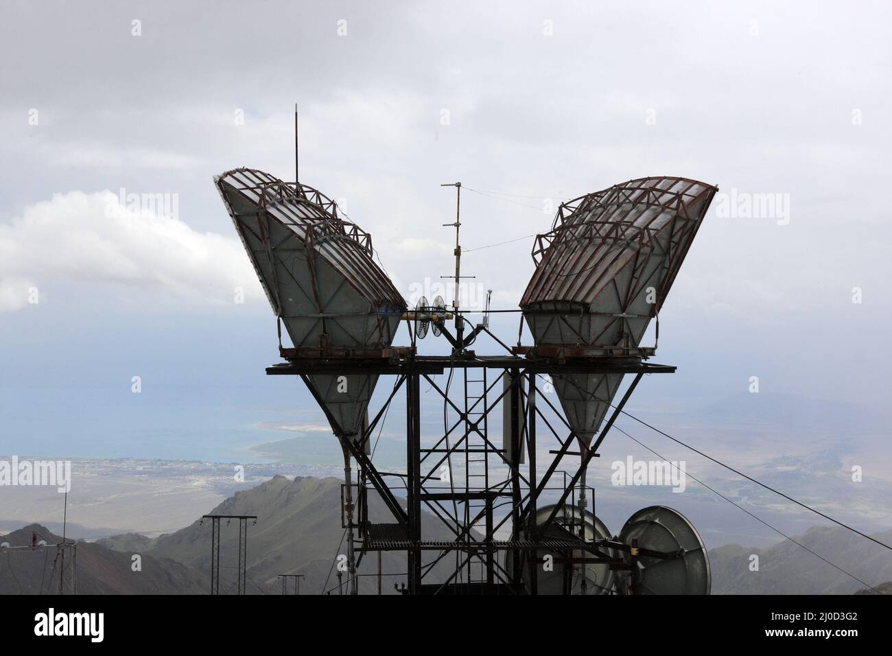 The antennas on telecom mast in mountains Stock Photo - Alamy