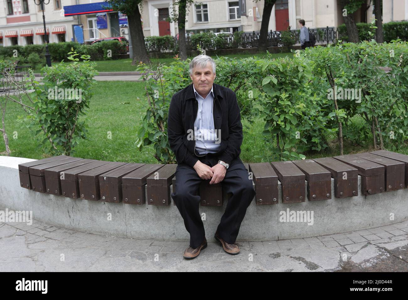 Man rests on park bench hi-res stock photography and images - Alamy