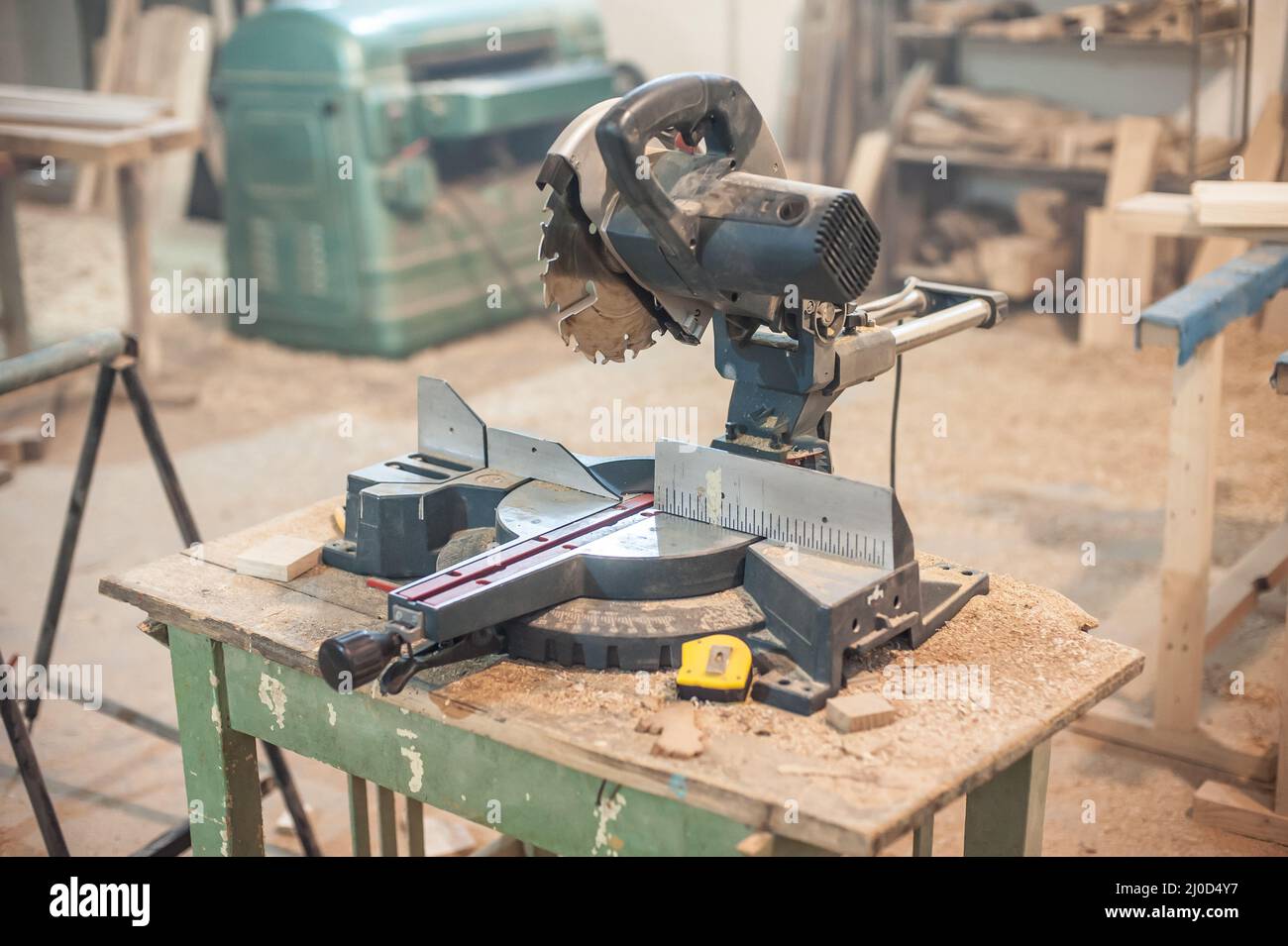 Carpenter Using Circular Saw for wood Stock Photo - Alamy