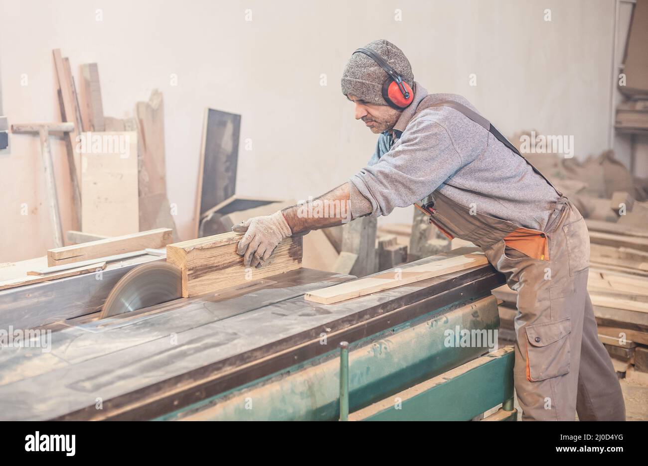 Carpenter Using Circular Saw for wood Stock Photo - Alamy