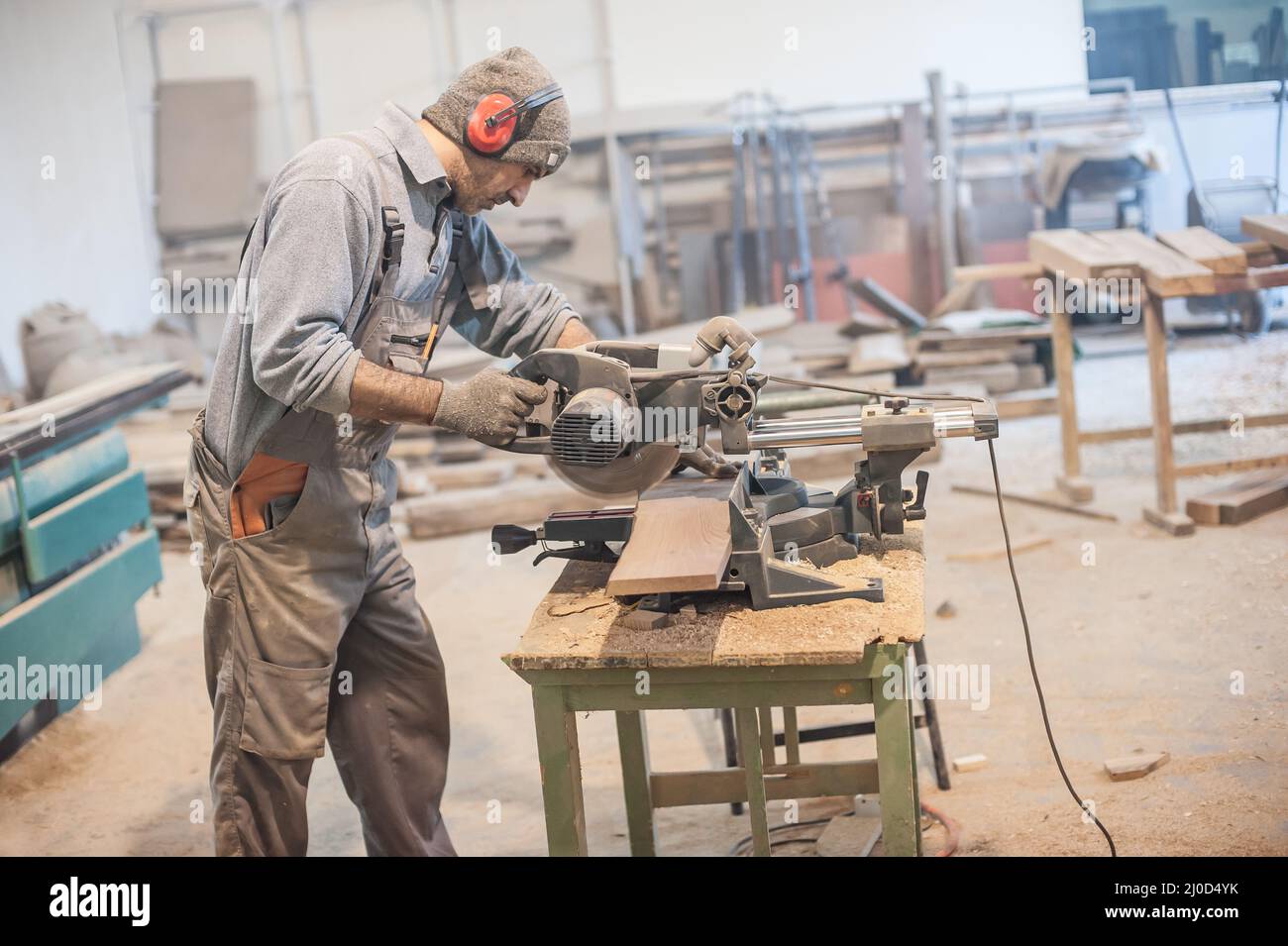 Carpenter Using Circular Saw for wood Stock Photo - Alamy