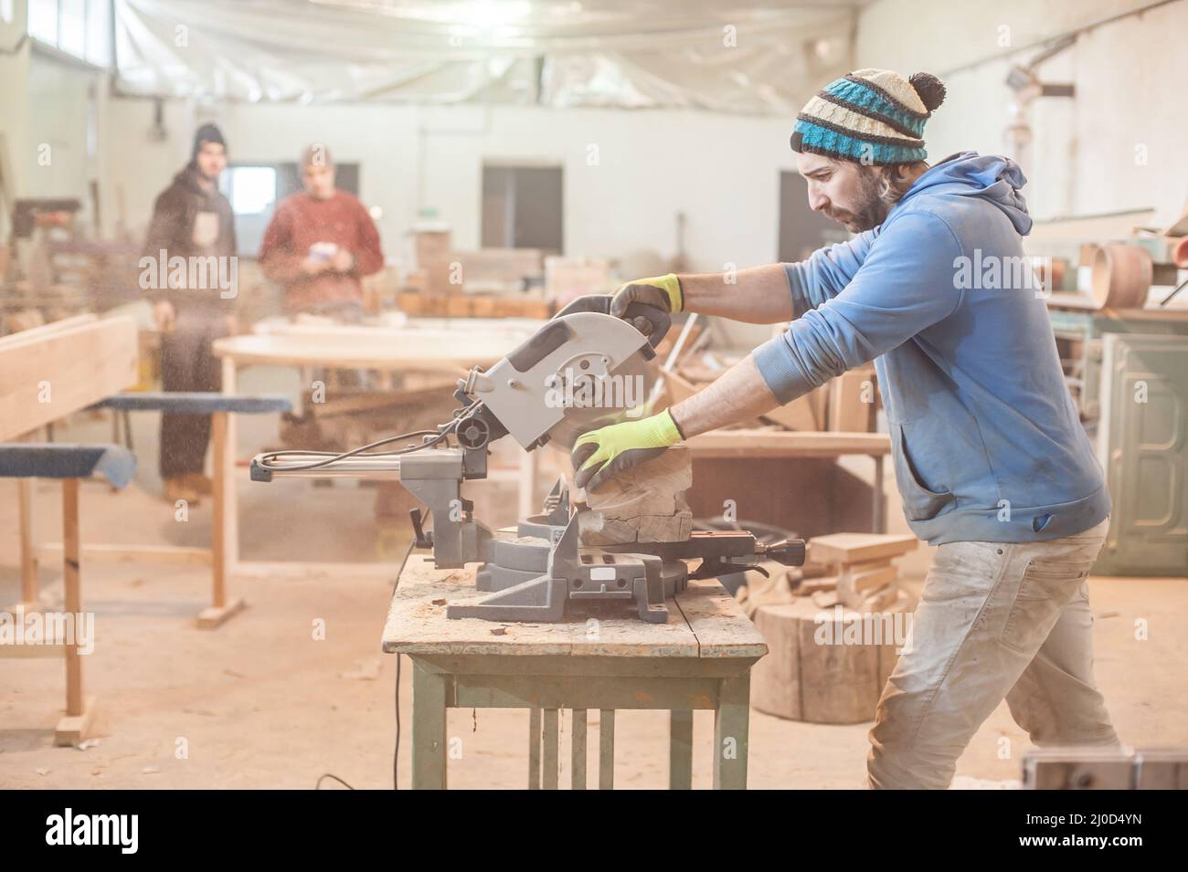Carpenter Using Circular Saw for wood Stock Photo - Alamy