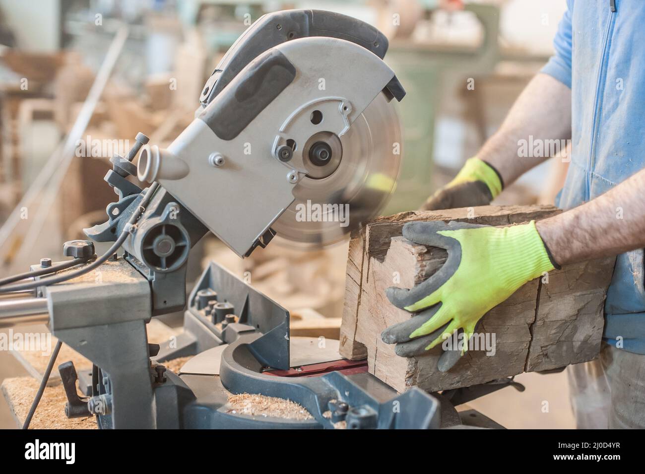 Carpenter Using Circular Saw for wood Stock Photo - Alamy