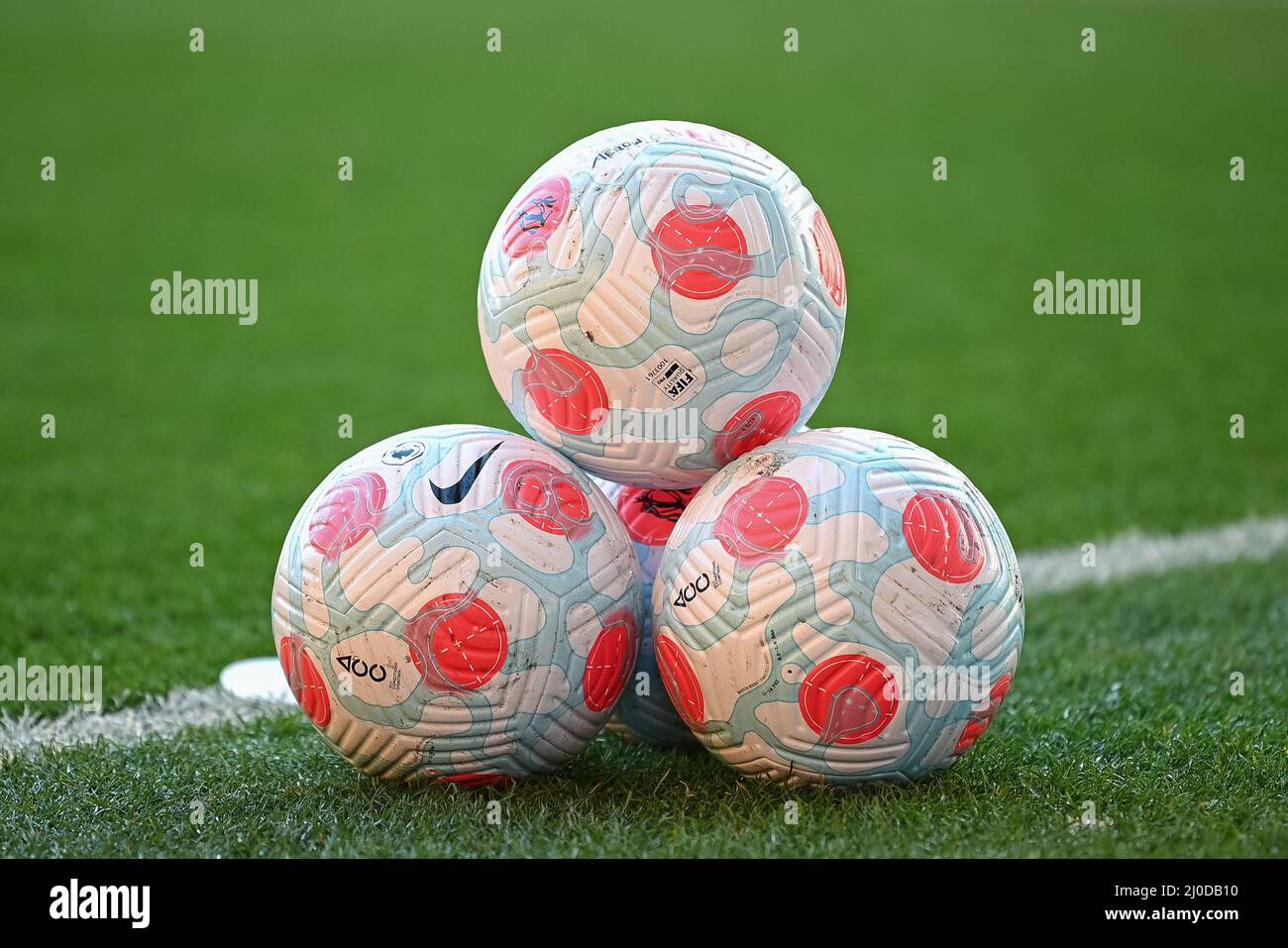 Nike aero sculpt premier league match ball hi-res stock photography and ...