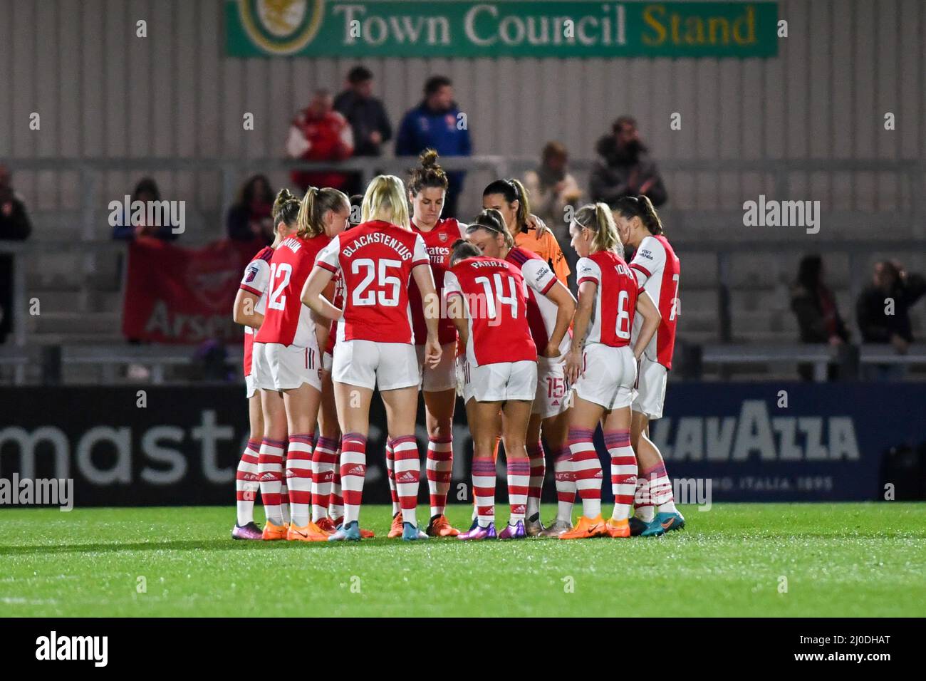 Female soccer team huddle hi-res stock photography and images - Alamy