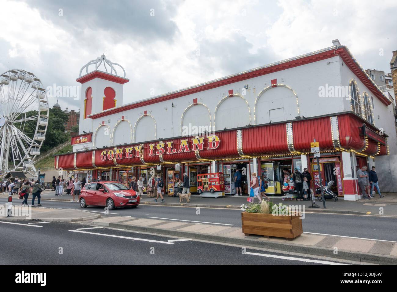 Amusement arcade on scarborough seafront hi-res stock photography and ...