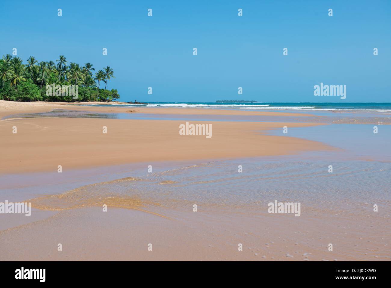 Sunny landscape paradise shore beach hi-res stock photography and ...