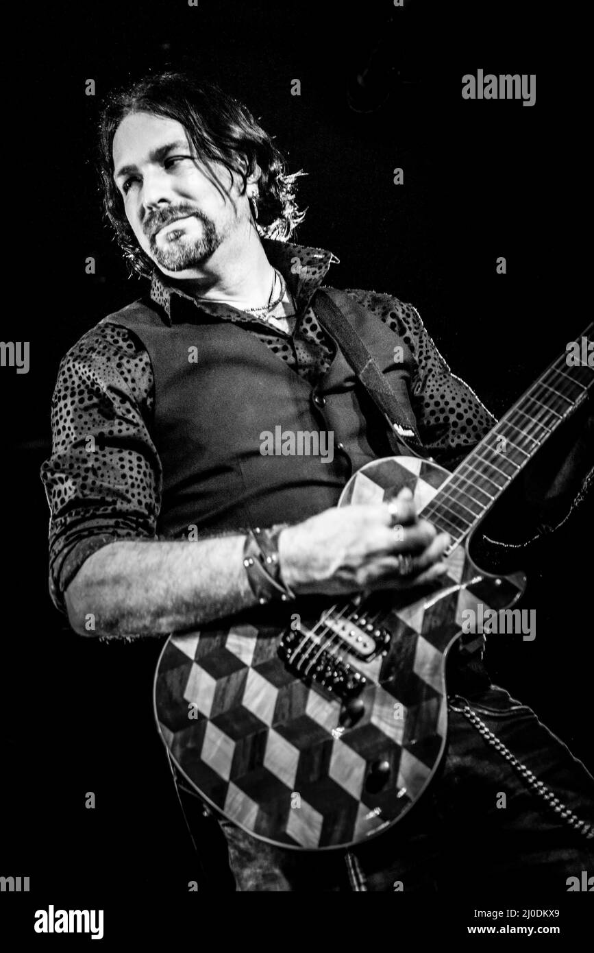 Aaron bond musician hi-res stock photography and images - Alamy