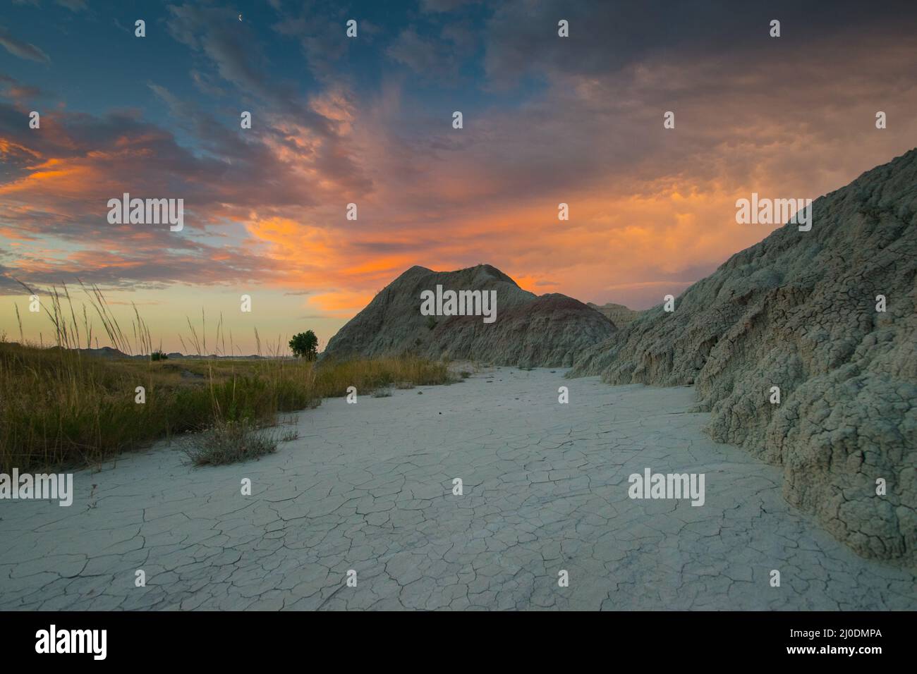 Dramatic light on the hills in Badlands National Park, South Dakota ...
