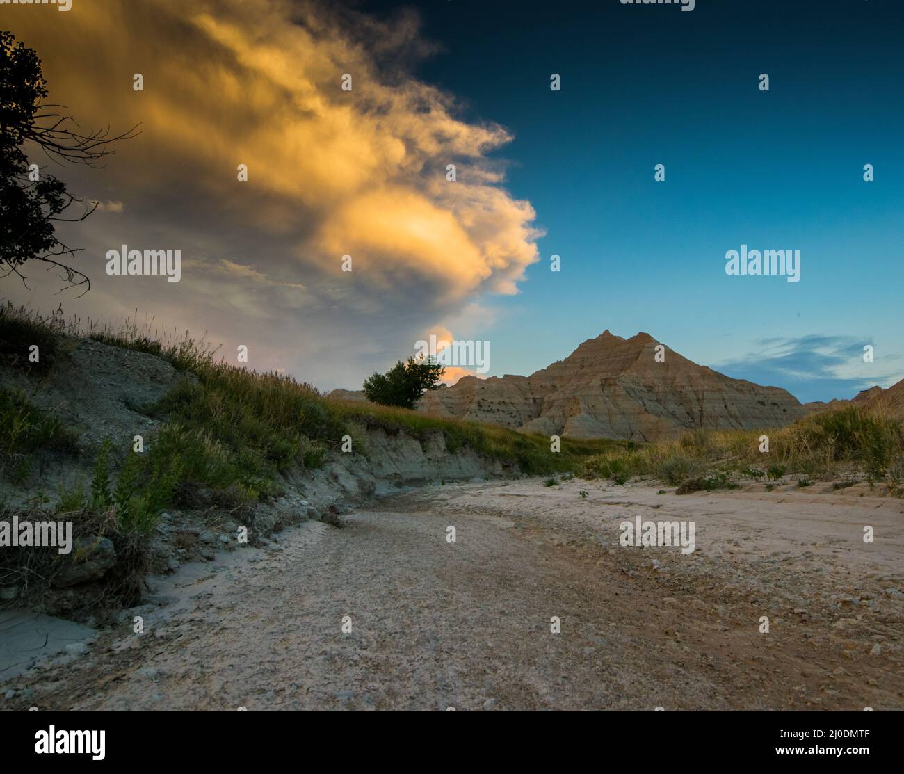 Dramatic light on the hills in Badlands National Park, South Dakota ...