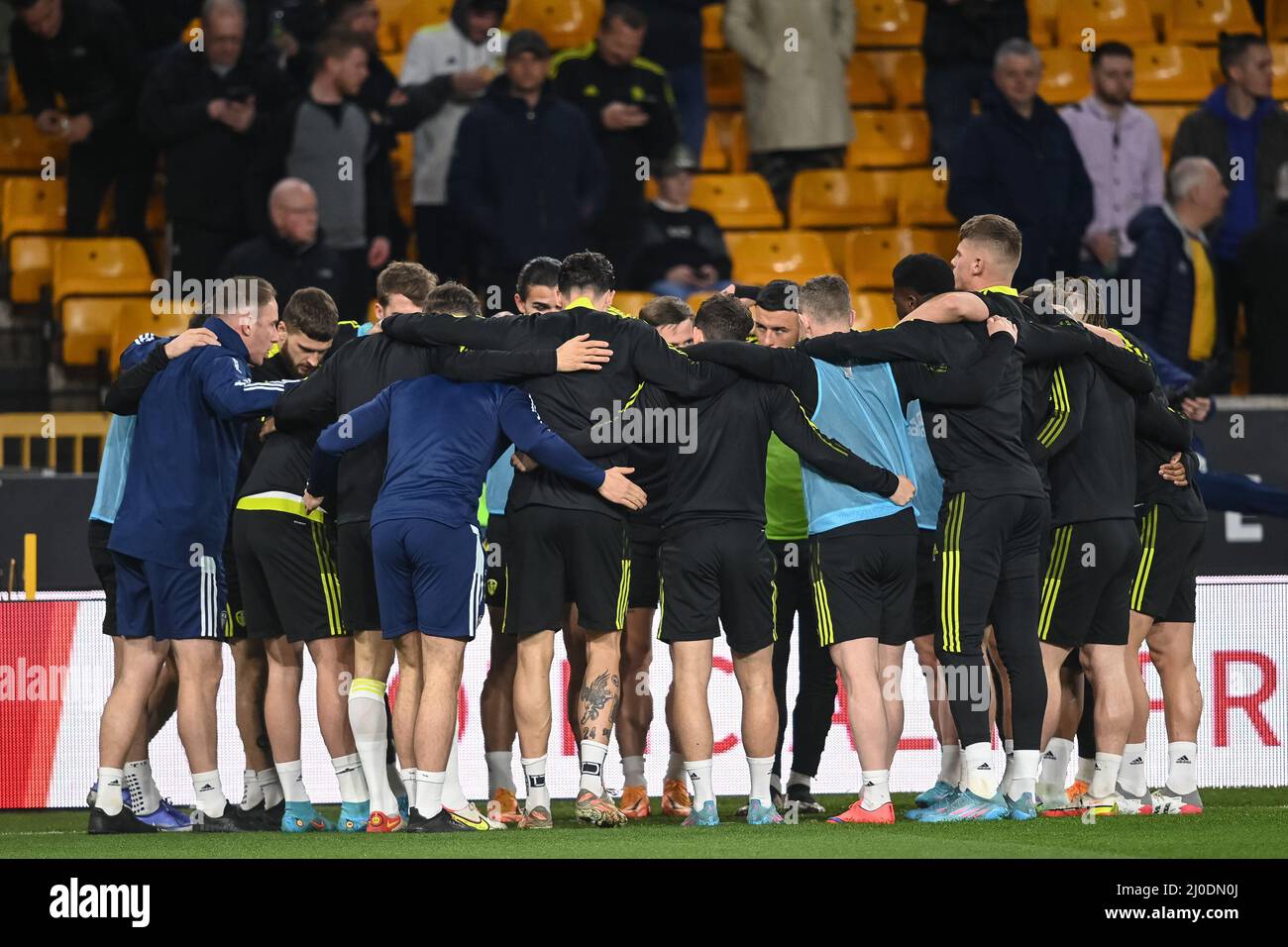 Leeds United players in a group huddle during the pre-game warmup Stock ...