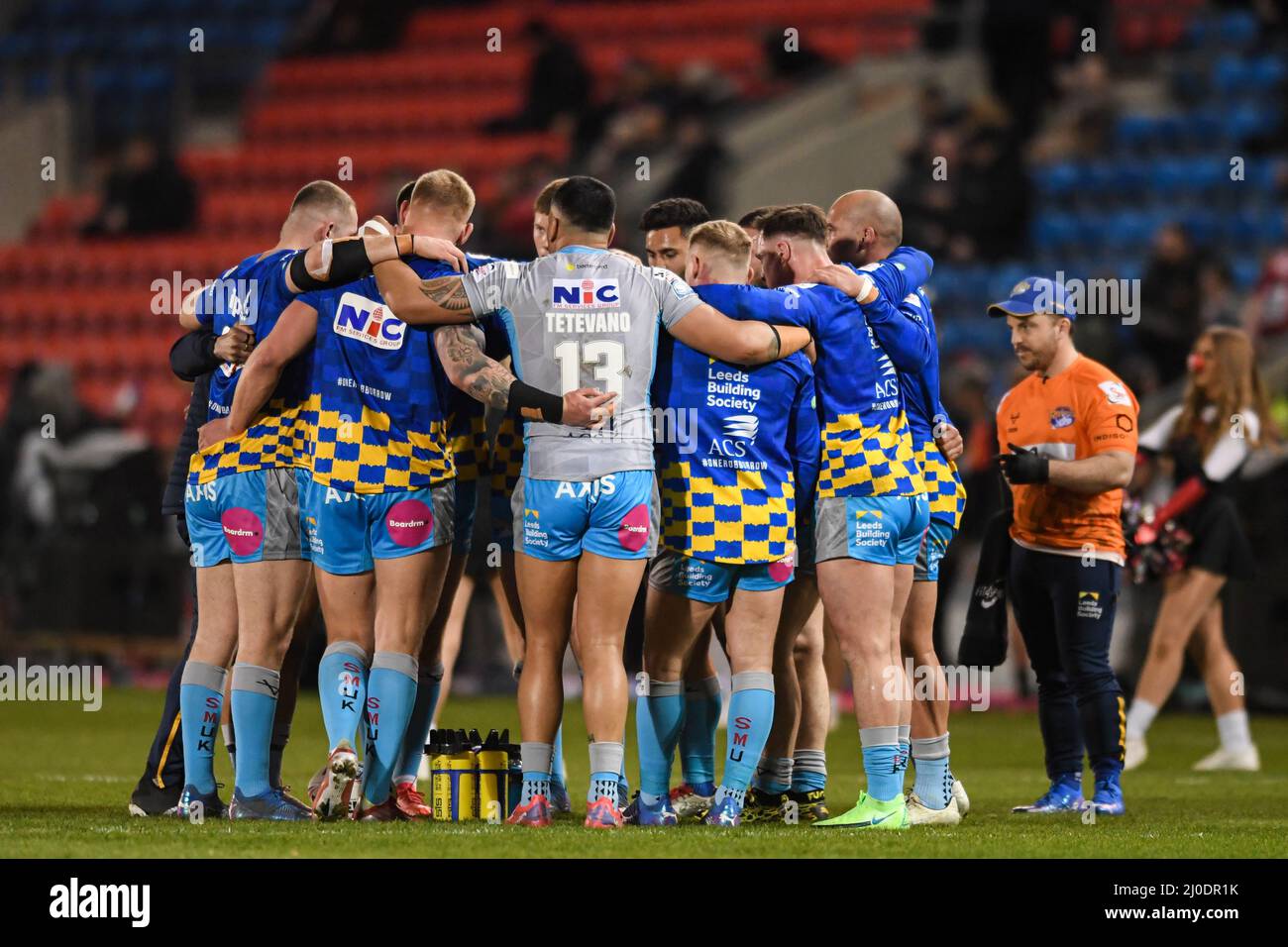 The Leeds Rhinos players form a huddle before the game Stock Photo - Alamy