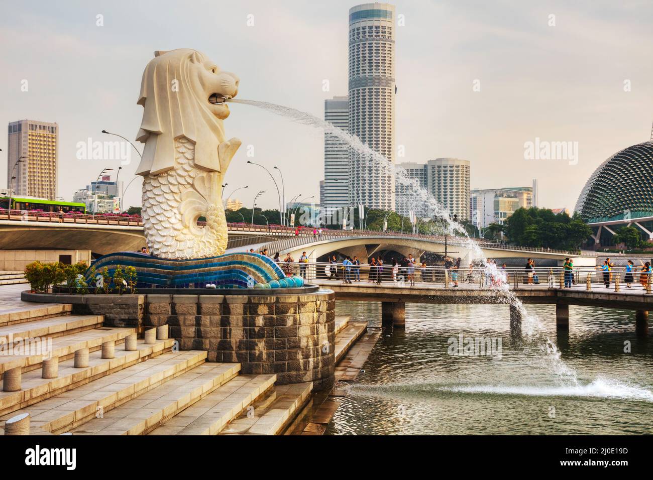 Overview of the marina bay with the Merlion Stock Photo - Alamy