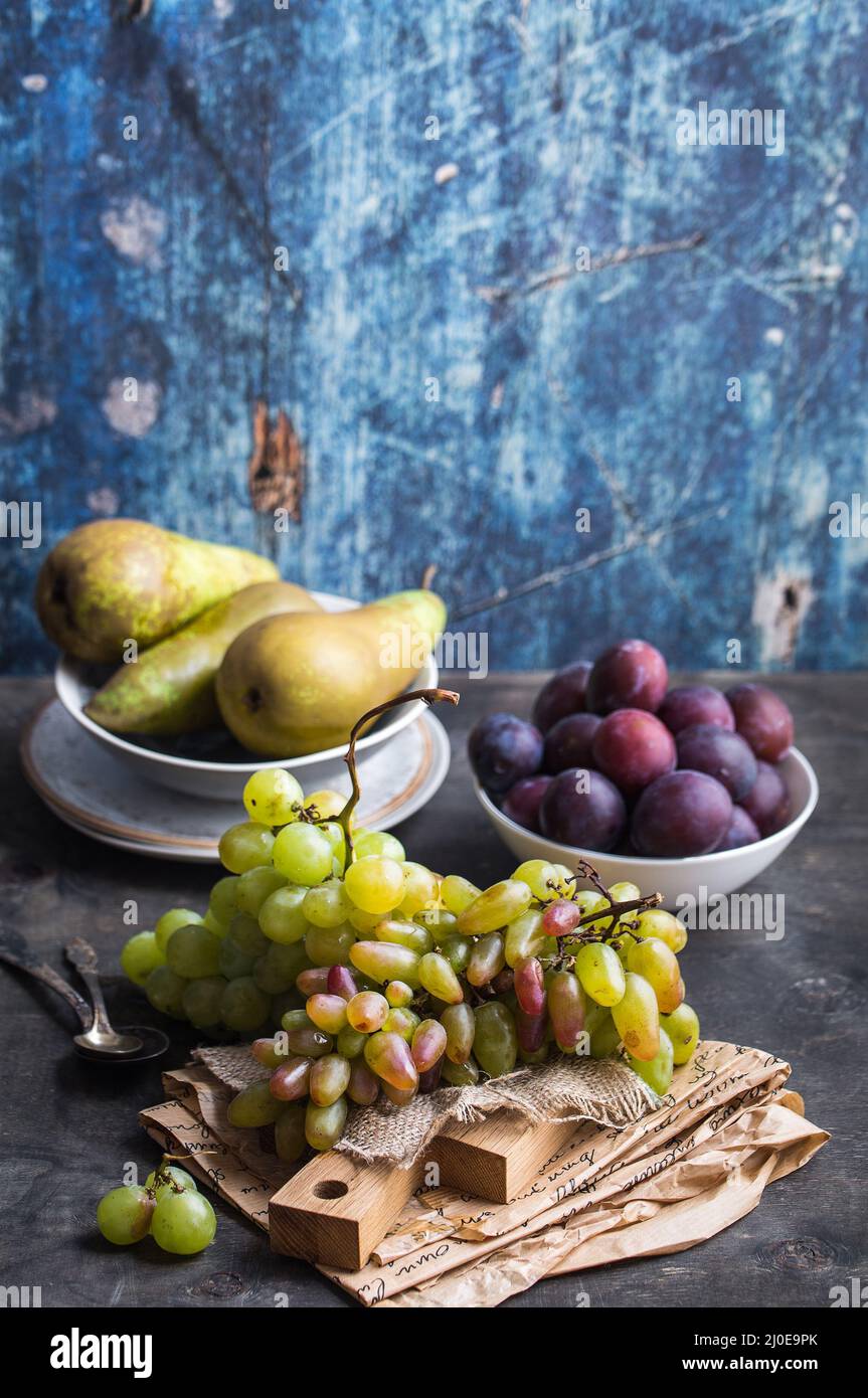 Fruits natural setting hi-res stock photography and images - Alamy
