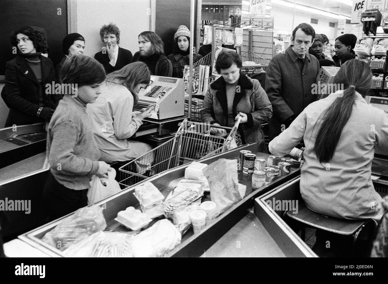 Scenes inside a Tesco supermarket. 5th January 1979 Stock Photo - Alamy