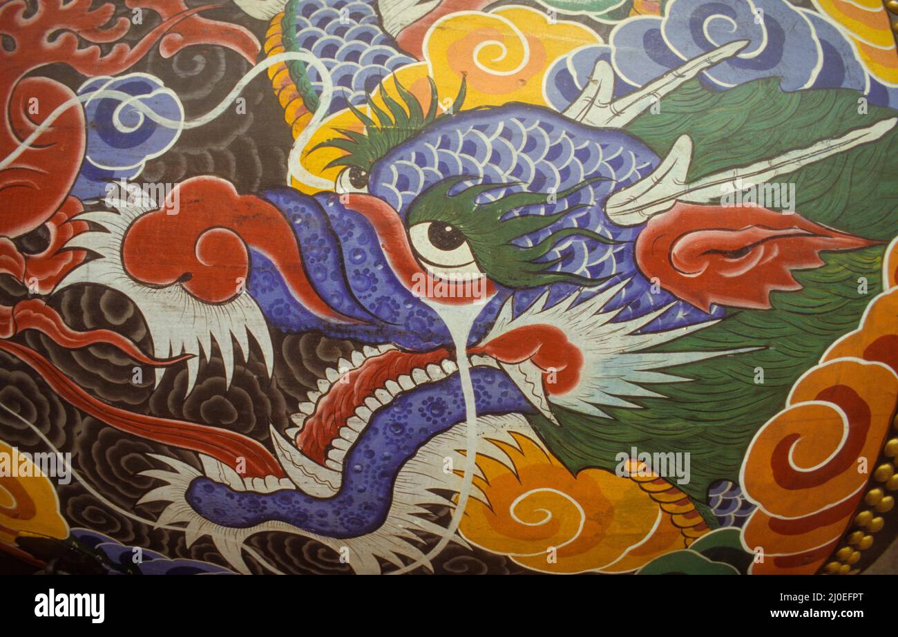 Dragon picture on a ceremonial drum at Desksugung palace in Seoul Stock ...