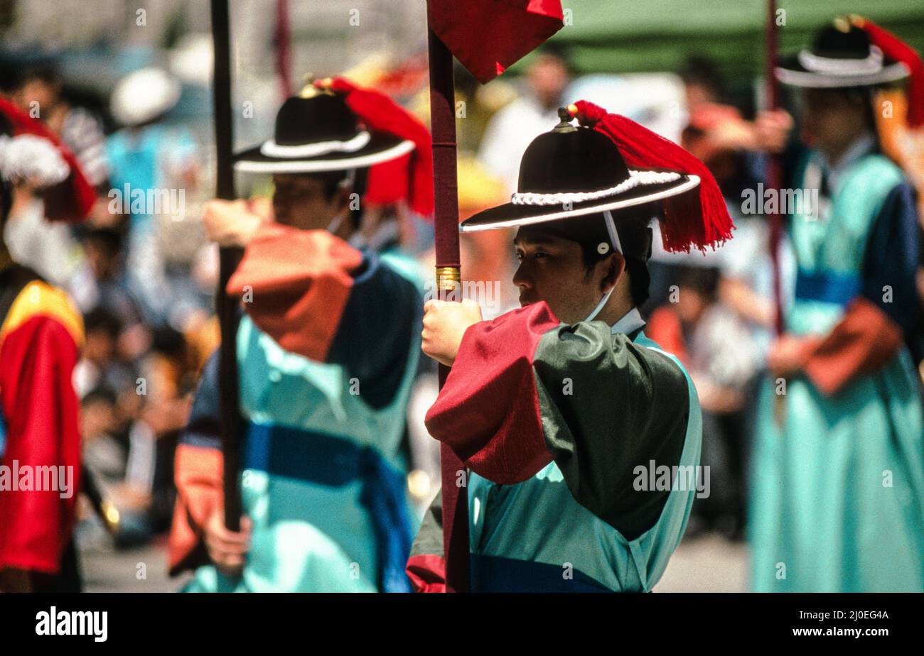 Actors of guardsmen during the ceremonial of the changing of the guard ...