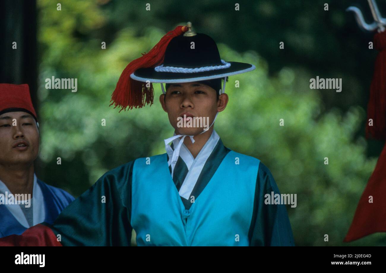 Actors of guardsmen during the ceremonial of the changing of the guard ...