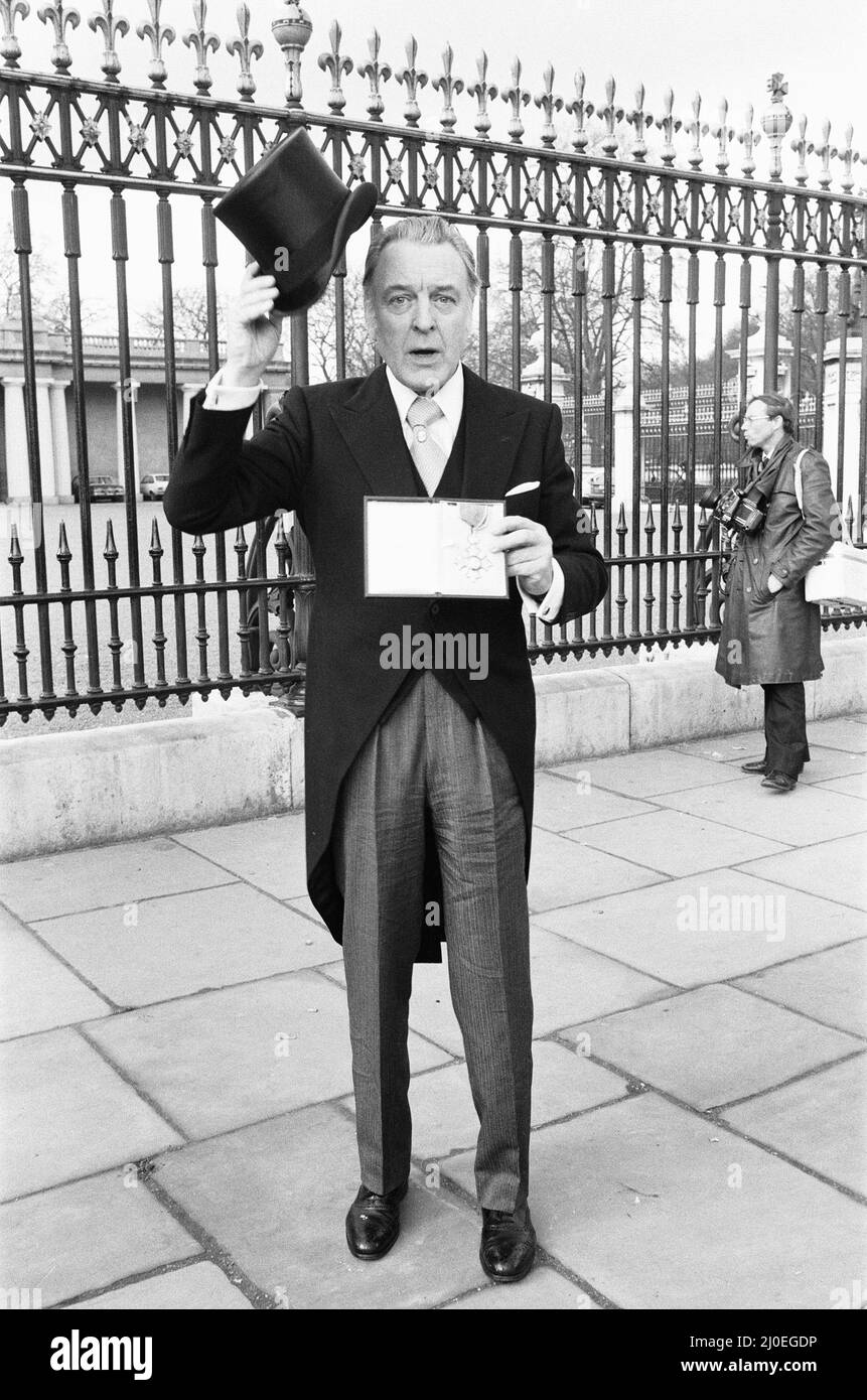 Queen at buckingham palace 1970's hi-res stock photography and images ...