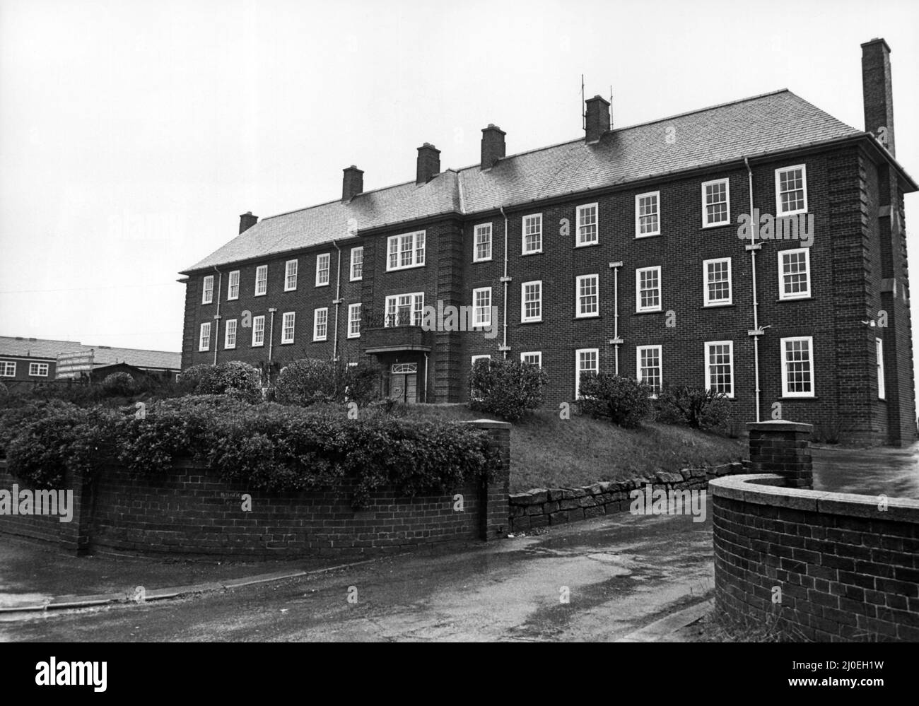Hospital exterior 1980's hi-res stock photography and images - Alamy