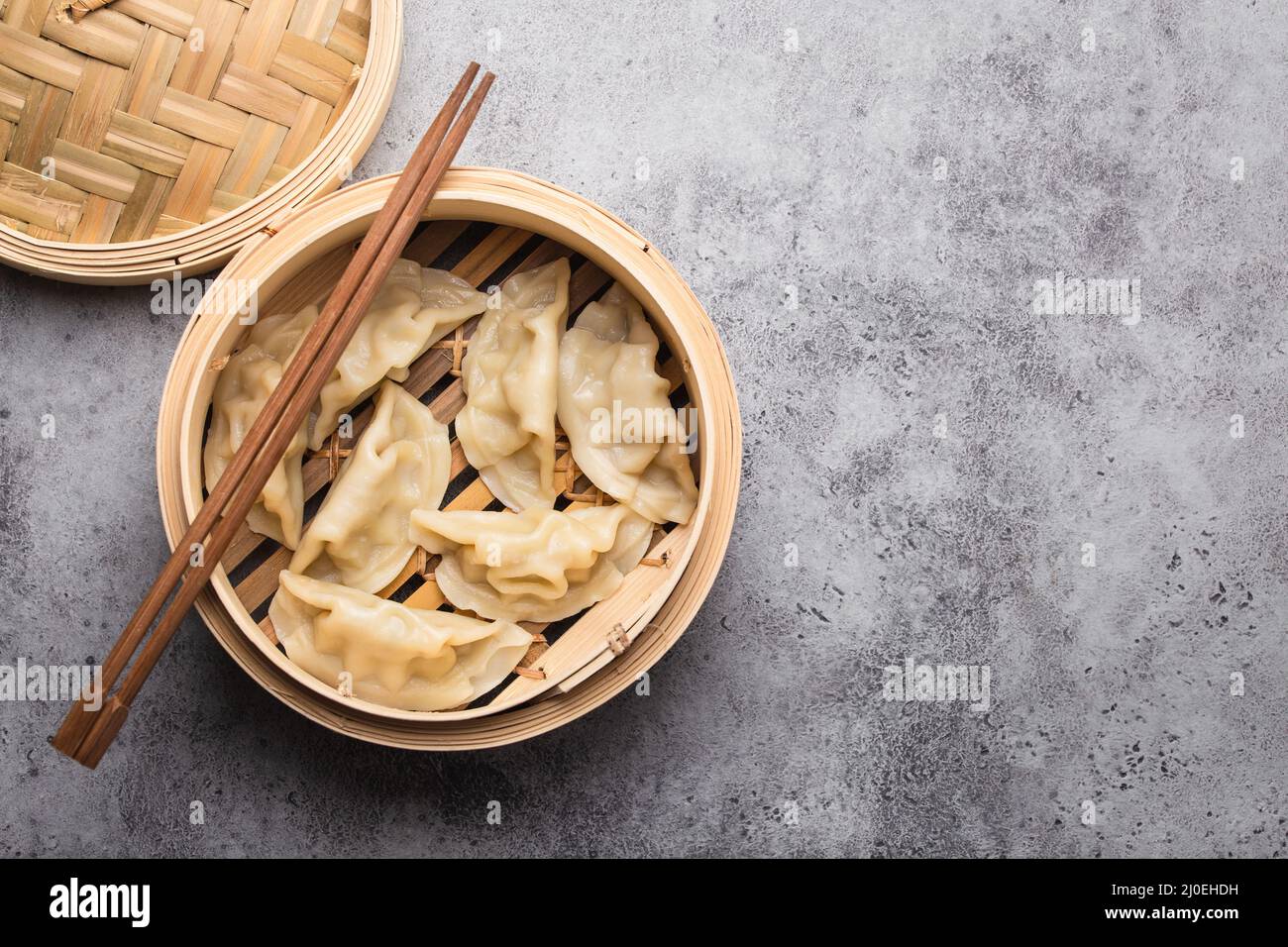 Asian dumplings in bamboo steamer Stock Photo - Alamy