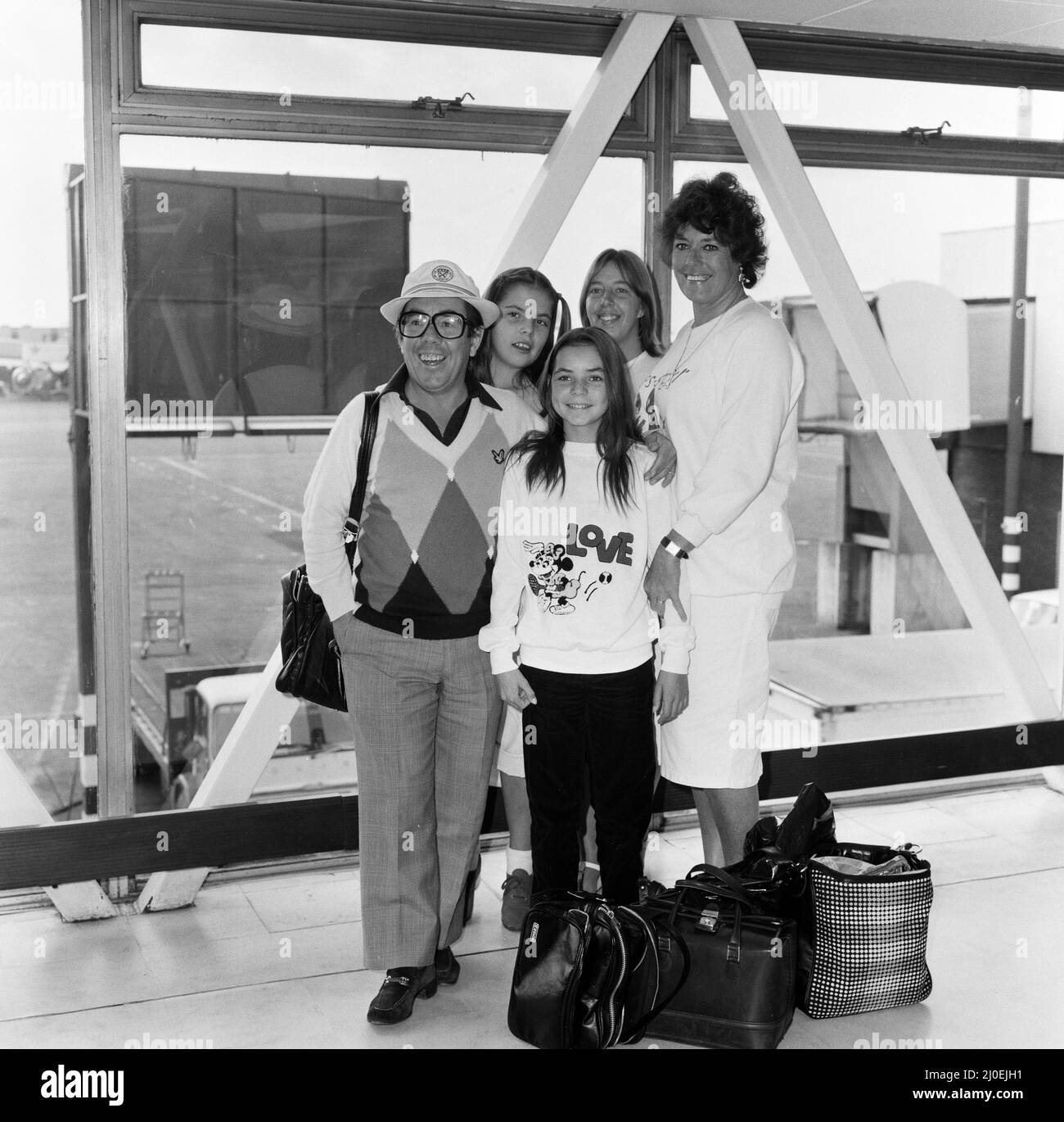 Ronnie Corbett and his wife Anne with children Emma, 13 and Sophie 11 ...