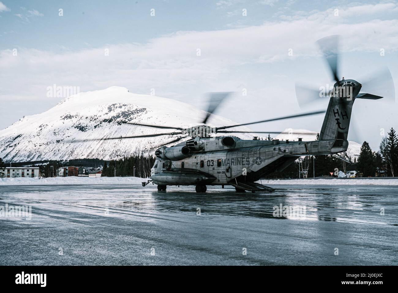 A U.S. Marine Corps CH-53E Super Stallion with Marine Heavy Helicopter ...