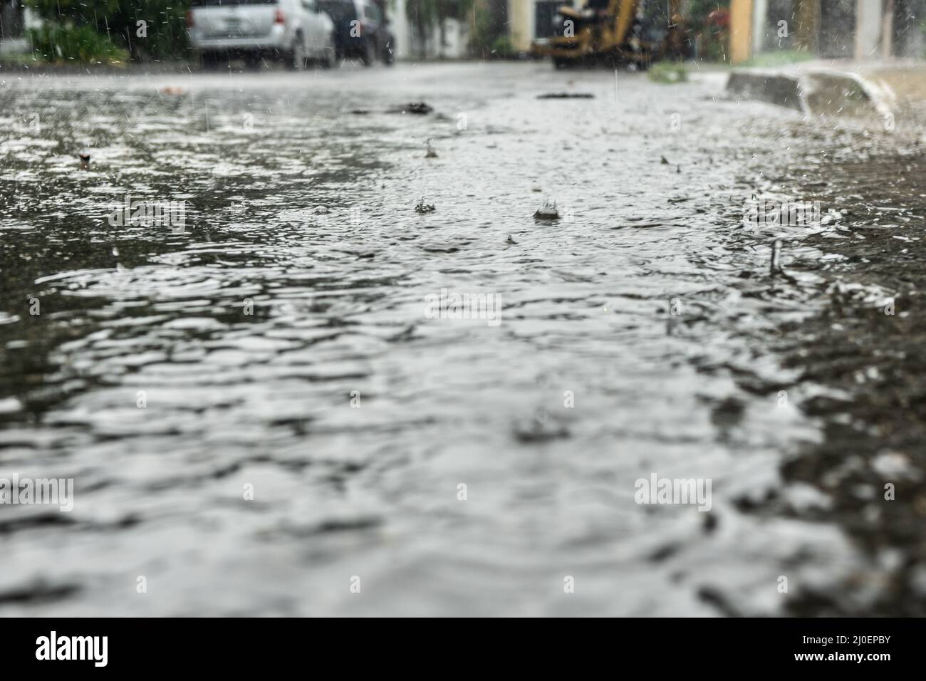 Rain falling on city hi-res stock photography and images - Alamy