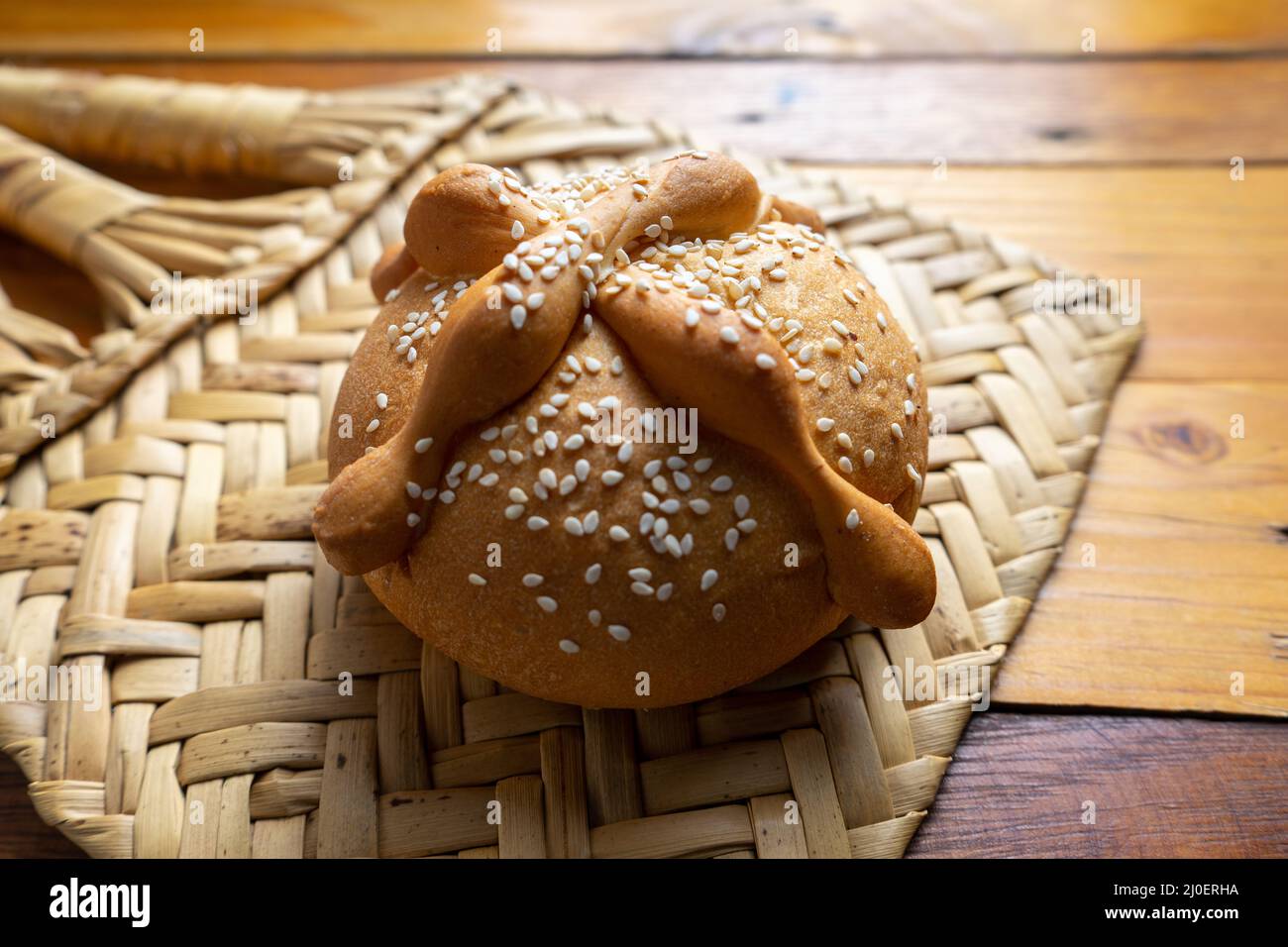 Traditional mexican bread of the dead Stock Photo - Alamy