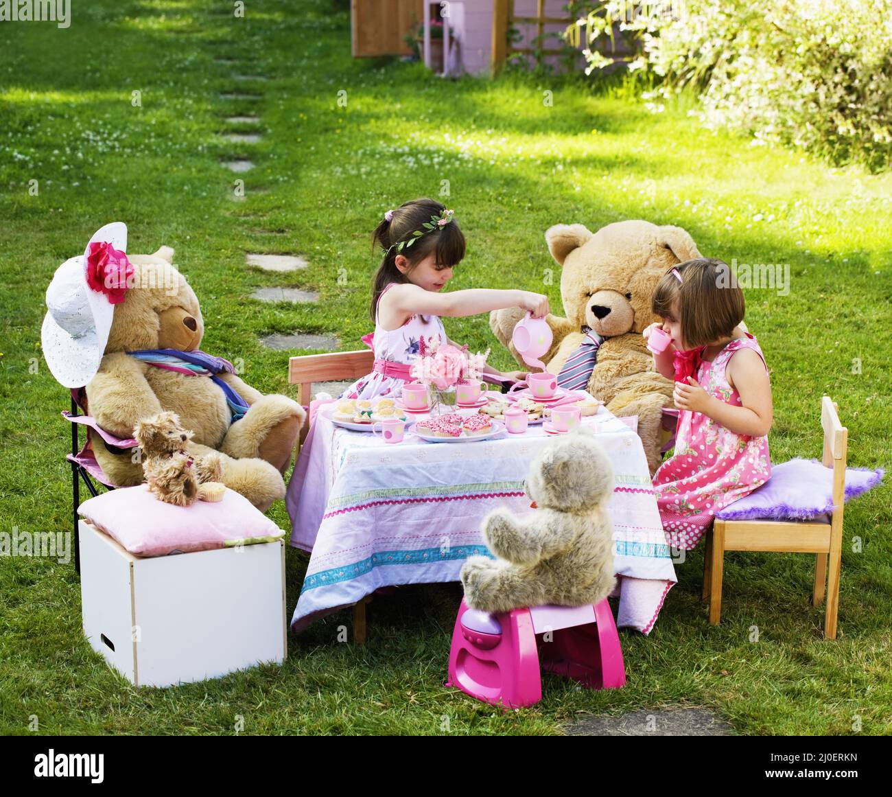 Back view two teddy bears hi-res stock photography and images - Alamy