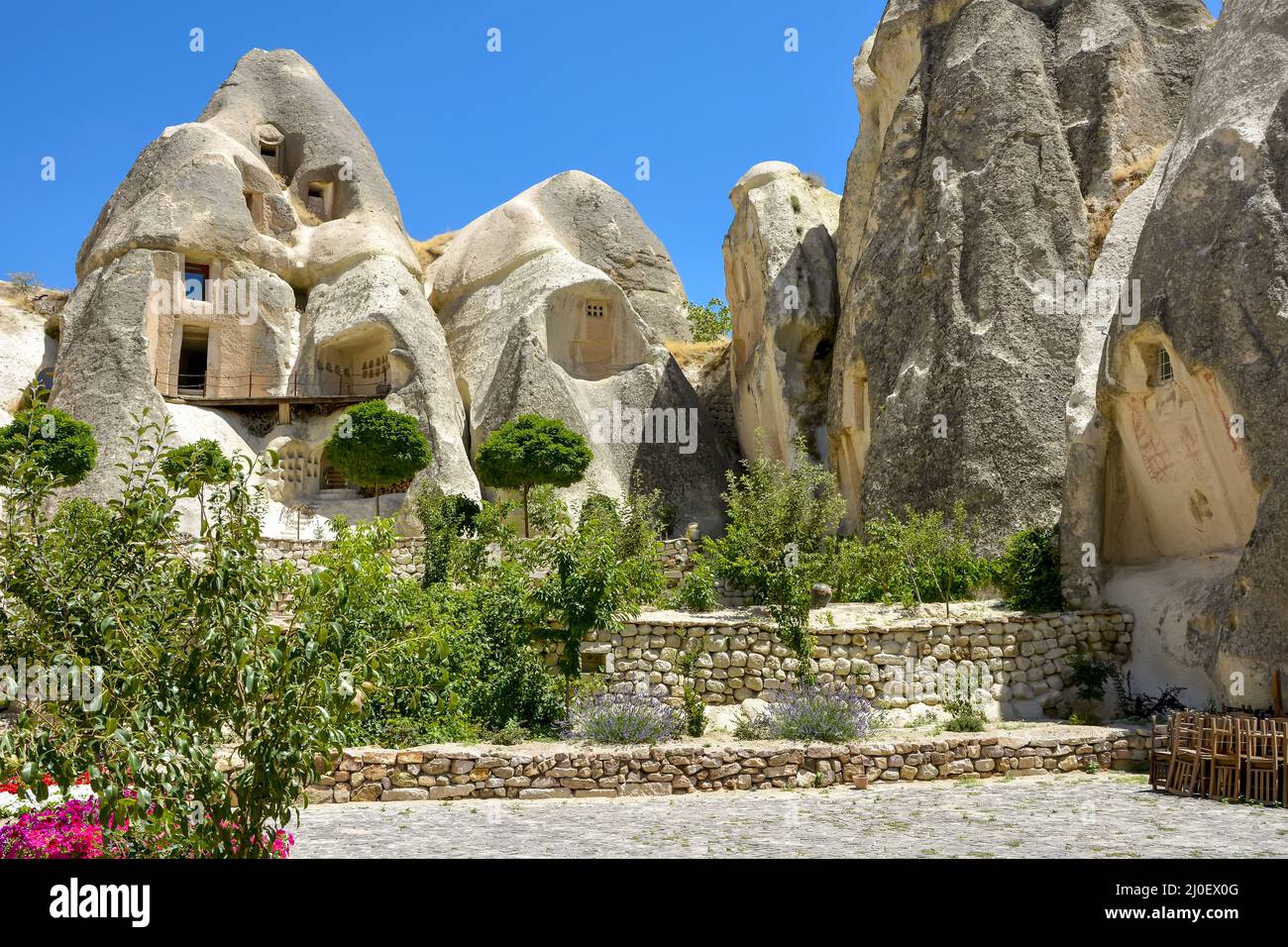 Houses built into rock hi-res stock photography and images - Alamy