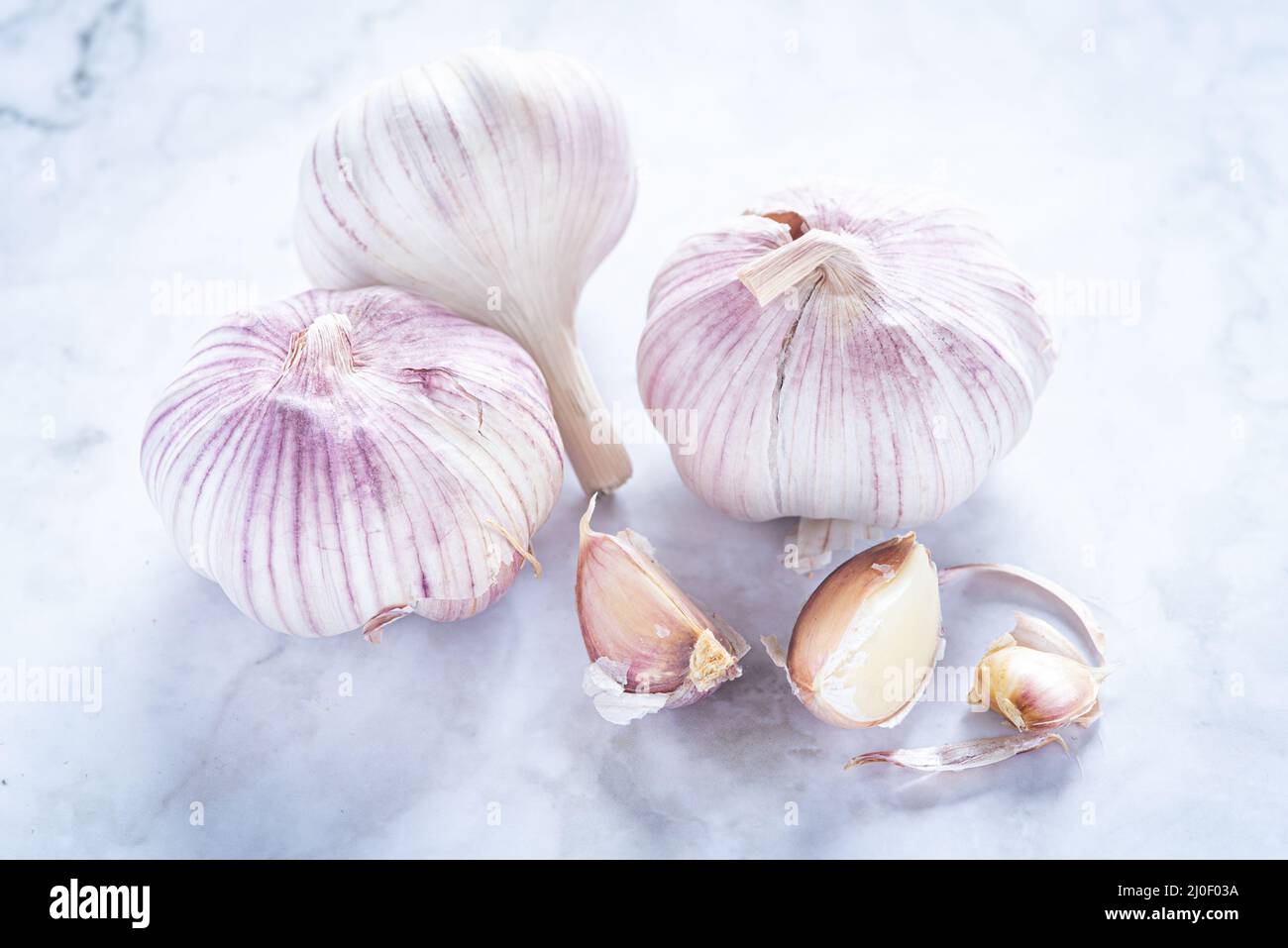 Healthy and nutritious white spicy garlic fruit Stock Photo - Alamy