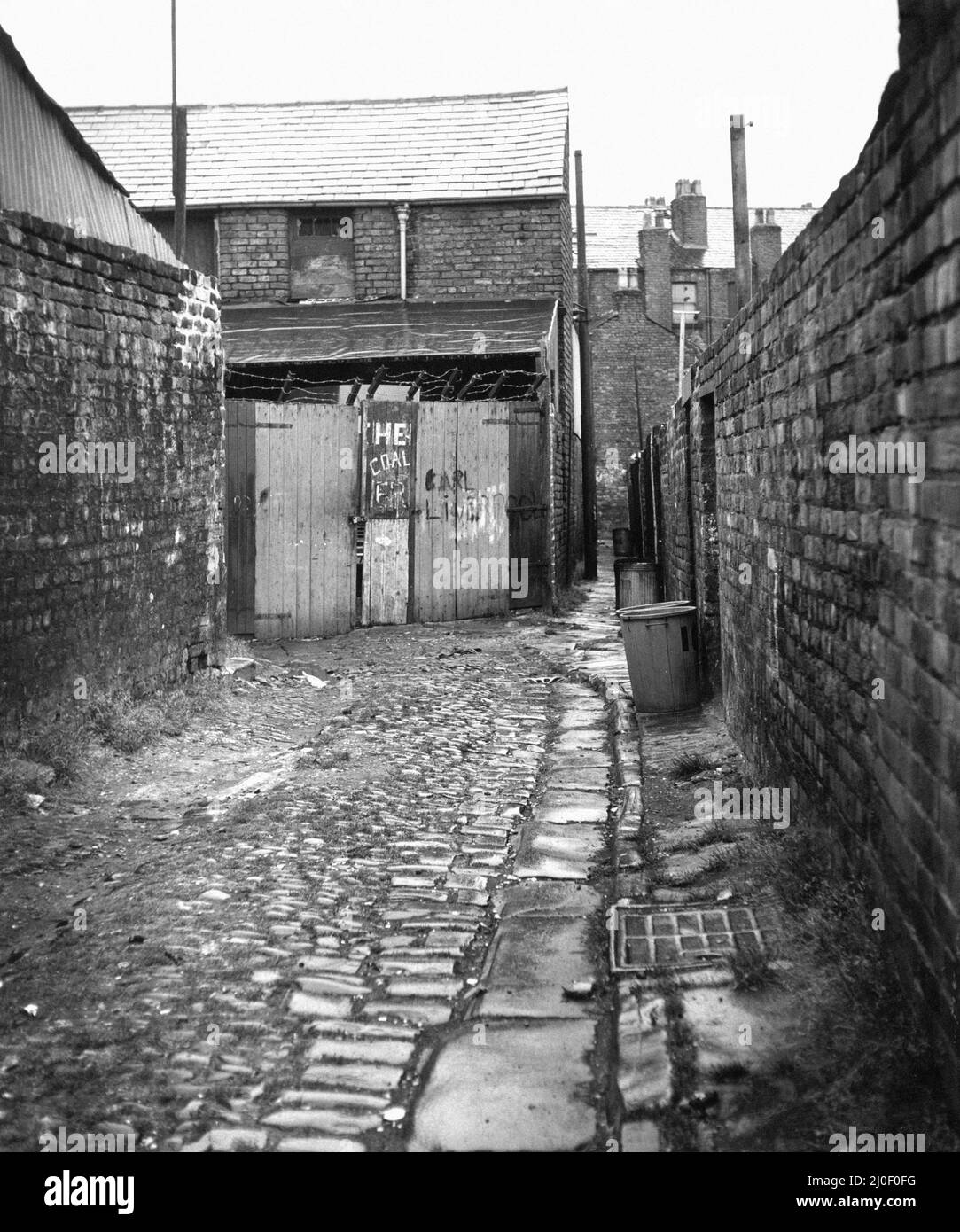 Liverpool back alley hi-res stock photography and images - Alamy