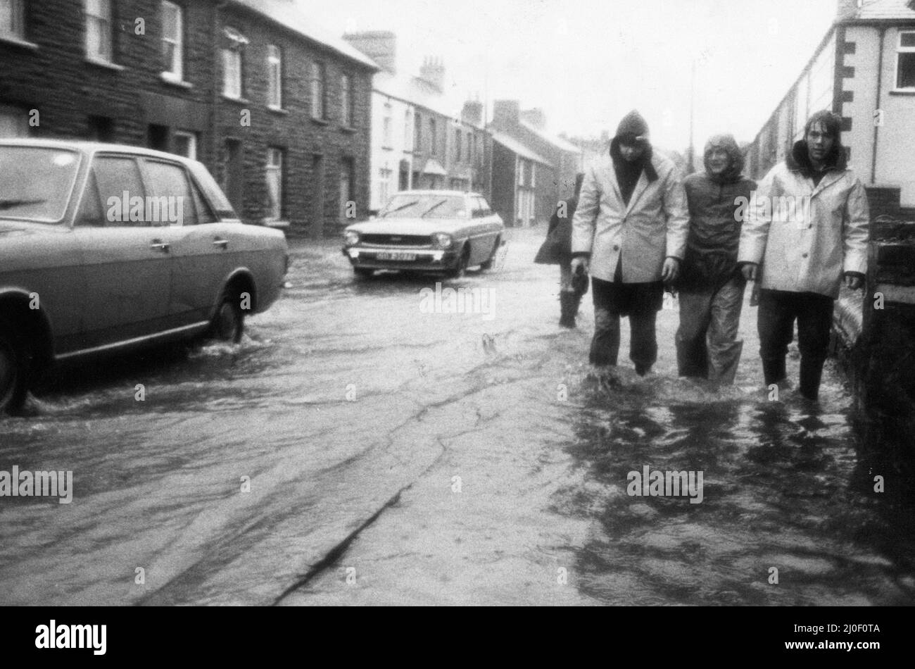 Welsh Floods 1979, Our picture shows ... pedestrians and traffic splash ...