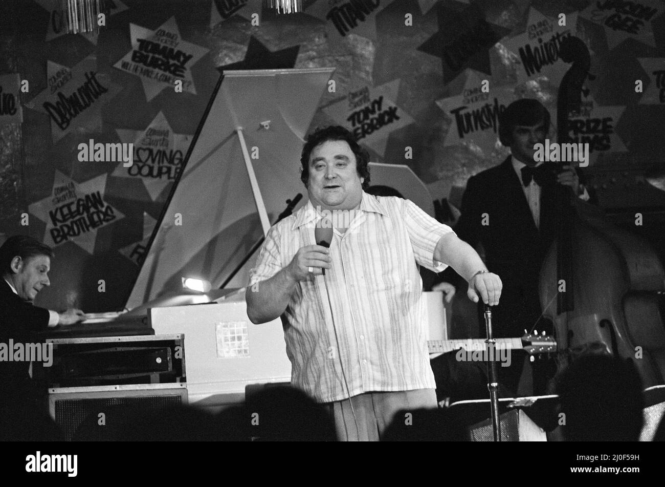 Bernard Manning performing at The Embassy Club in Manchester. Bernard ...